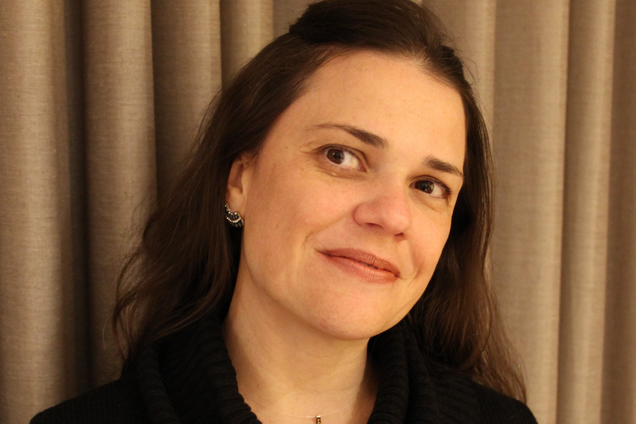 Escritora Cynthia Araújo faz o primeiro lançamento do seu novo livro em ...